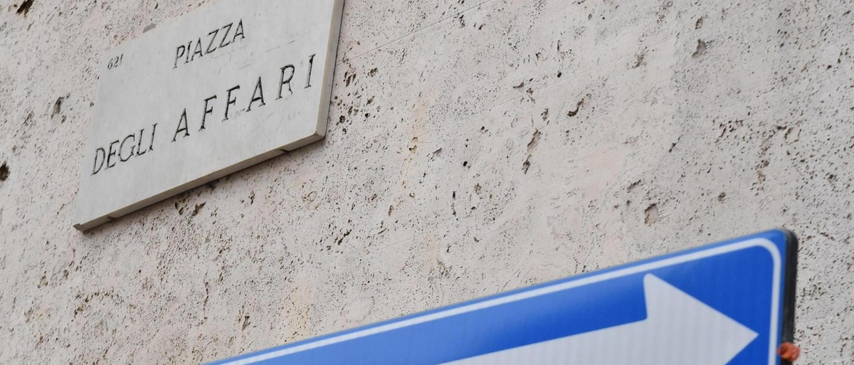 Borsa: Milano gira in negativo (-0,3%), pesano Saipem, Buzzi e Stellantis