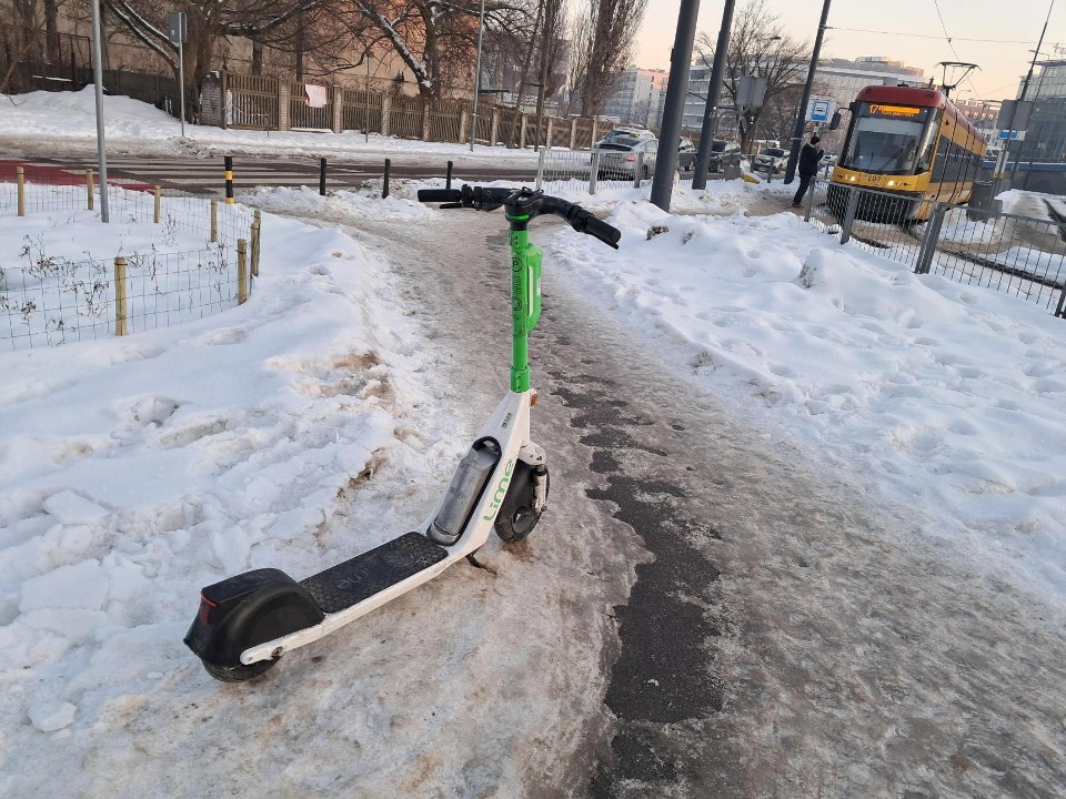 Warszawski galimatias chodnikowy. Kto odpowiada za nieodśnieżone ...