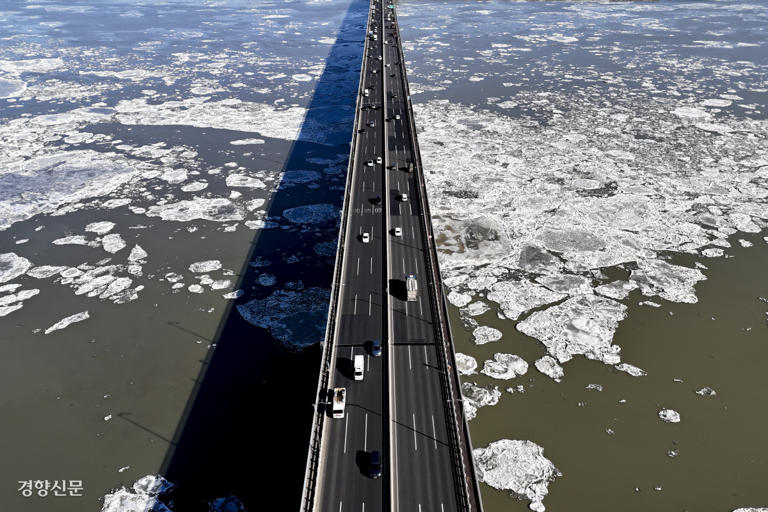 [포토뉴스] 한강 위 유빙 둥둥