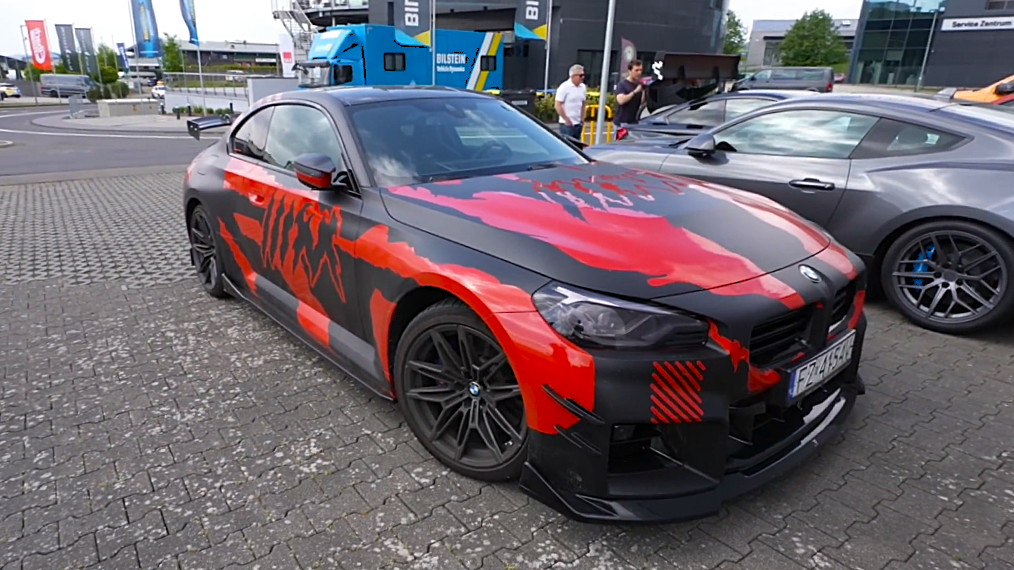 Manual M2 tackles busy race course challenges