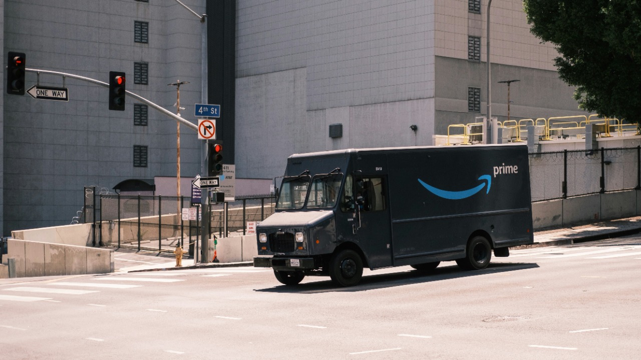 Amazon kills USPS deal after $9.5B loss, putting 100,000 jobs on the line