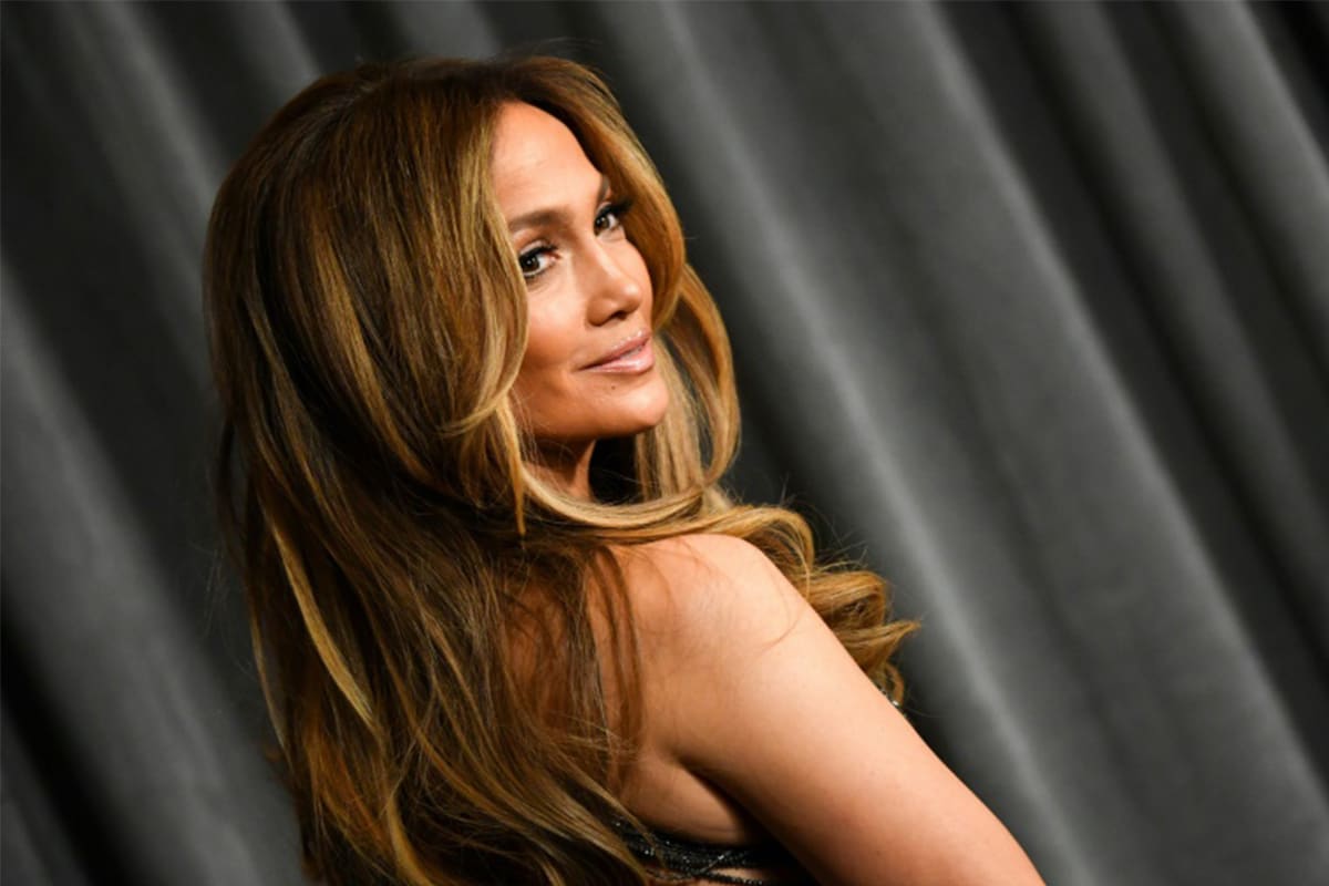 JLo spotted handing out cash in LA, but fans aren't buying it: 'Oh ...