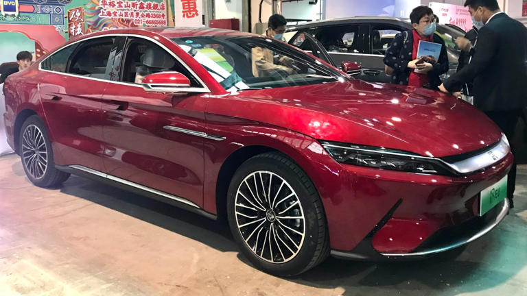 US bill would bar Chinese-connected cars from crossing borders