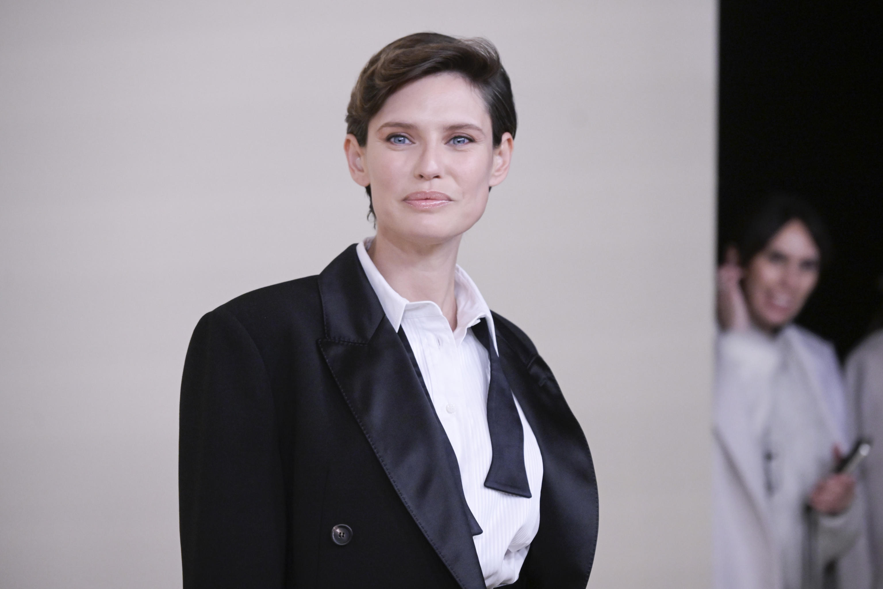 Bianca Balti in lacrime, "in Iran sparano e uccidono le persone in ...