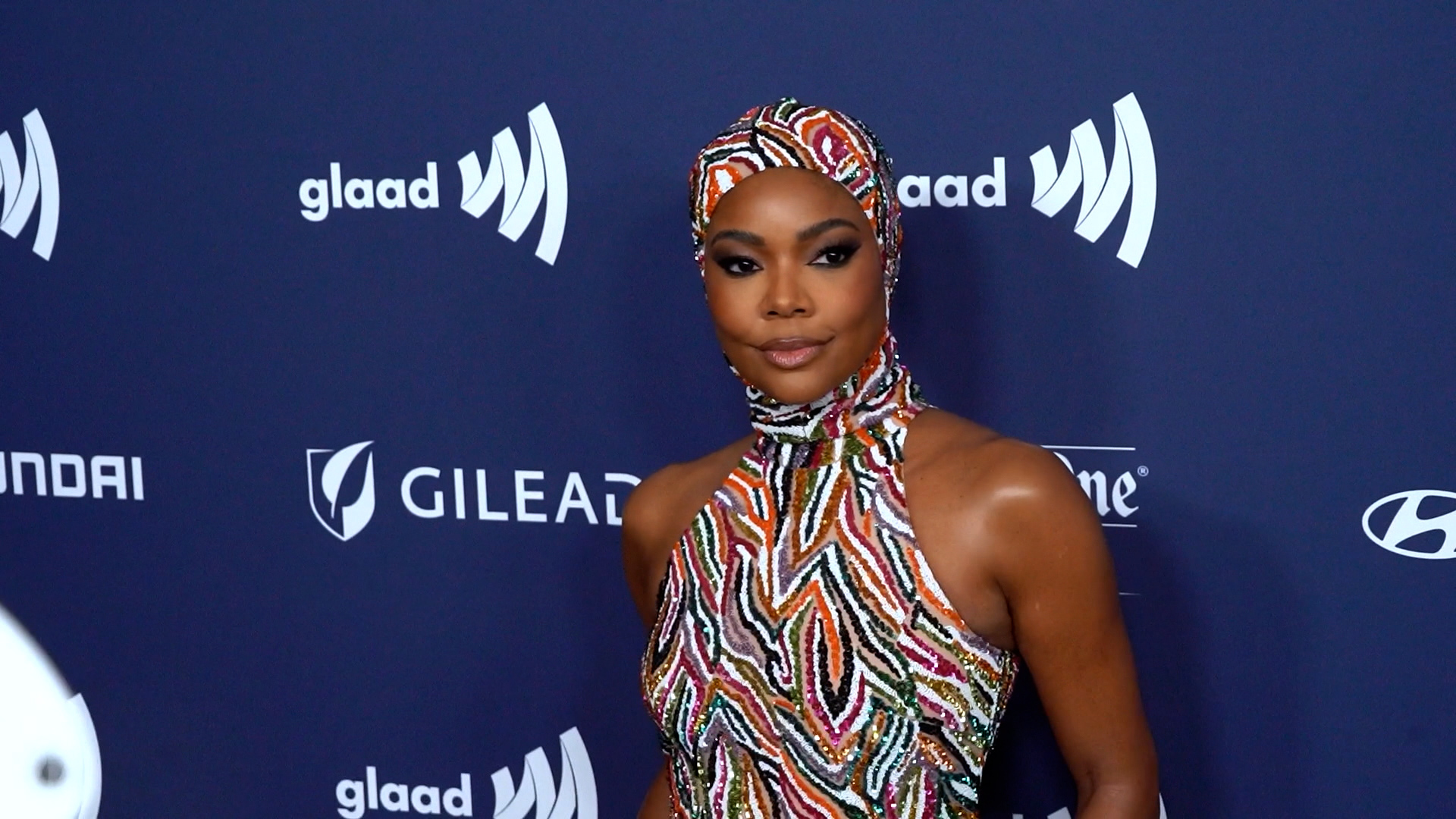 Cazibenin içine dalın: Kırmızı halıda mayo şapkalarıyla göz kamaştıran ...