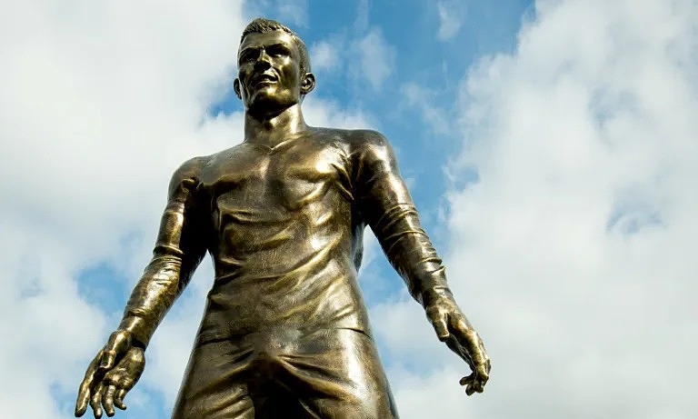 Ronaldo statue set on fire in Portugal