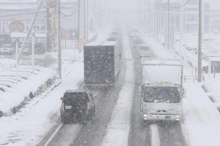 Zatrzymują pociągi, wydają ostrzeżenia. Zima uderza w Azji