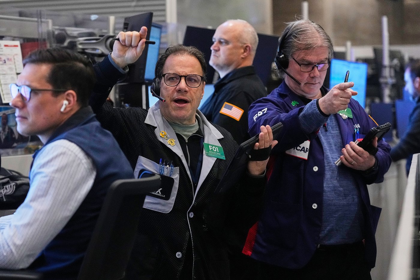 US stocks rise as gold hits another record and the dollar's value falls
