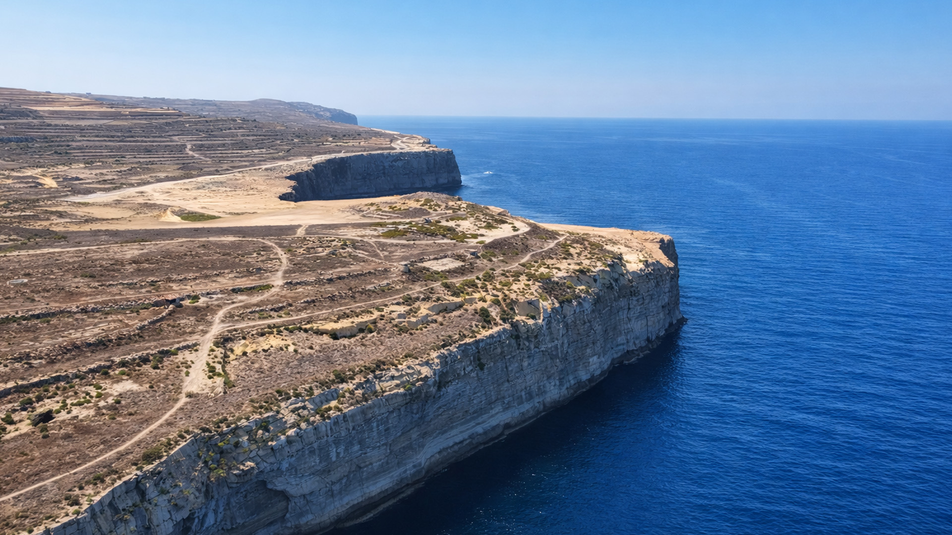 La muraille naturelle de Malte face à la mer