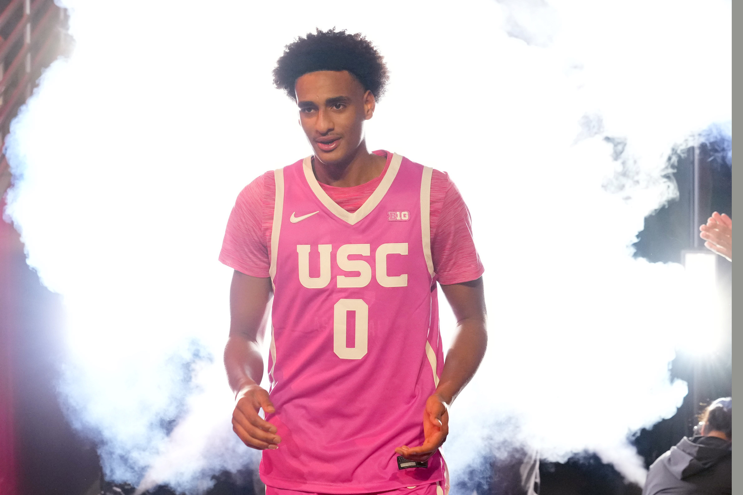 Alijah Arenas pulls off a wild 360-layup during his USC debut