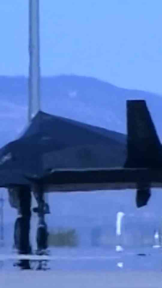 Why the F-117 carries its weapons inside