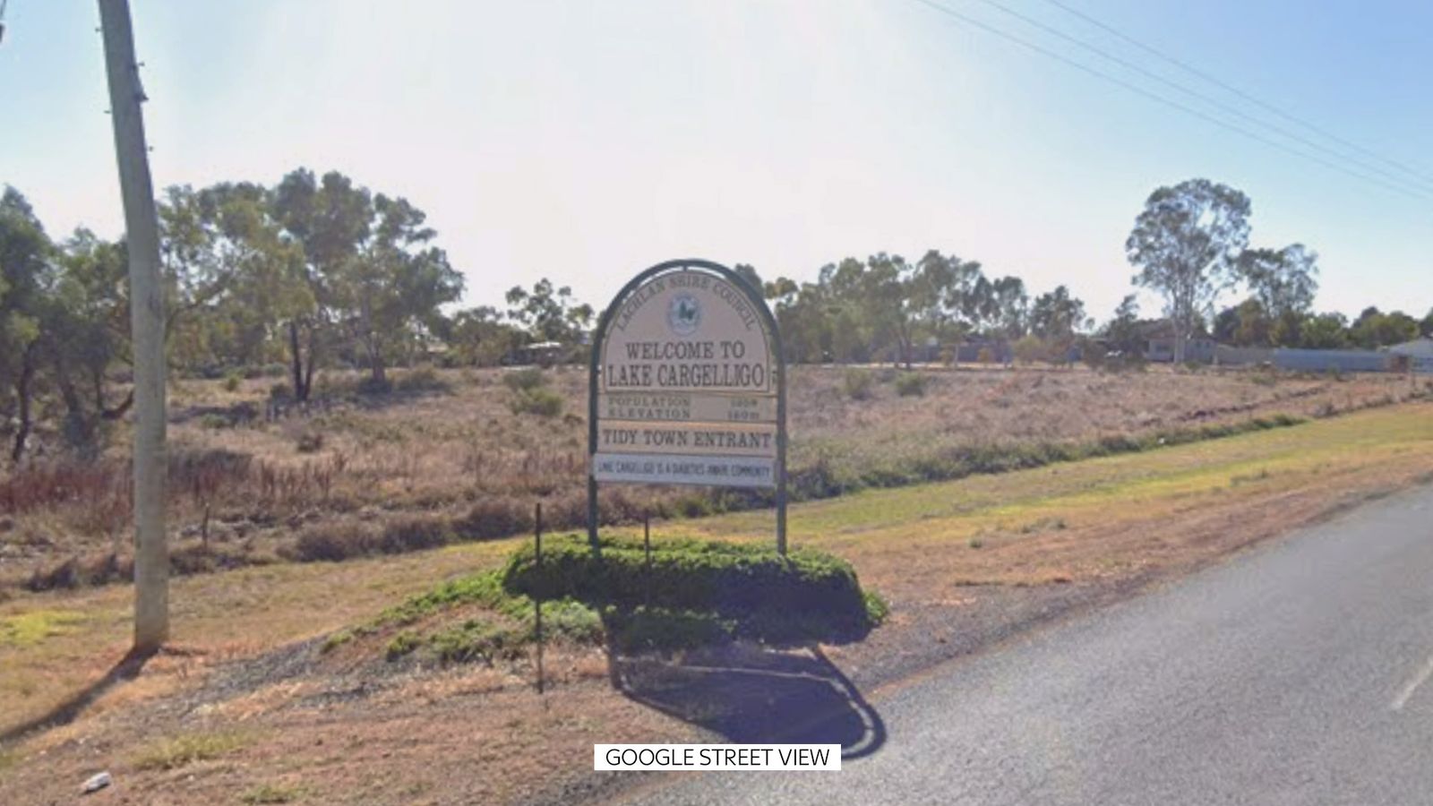 Gunman at large in Australian town after three people shot dead