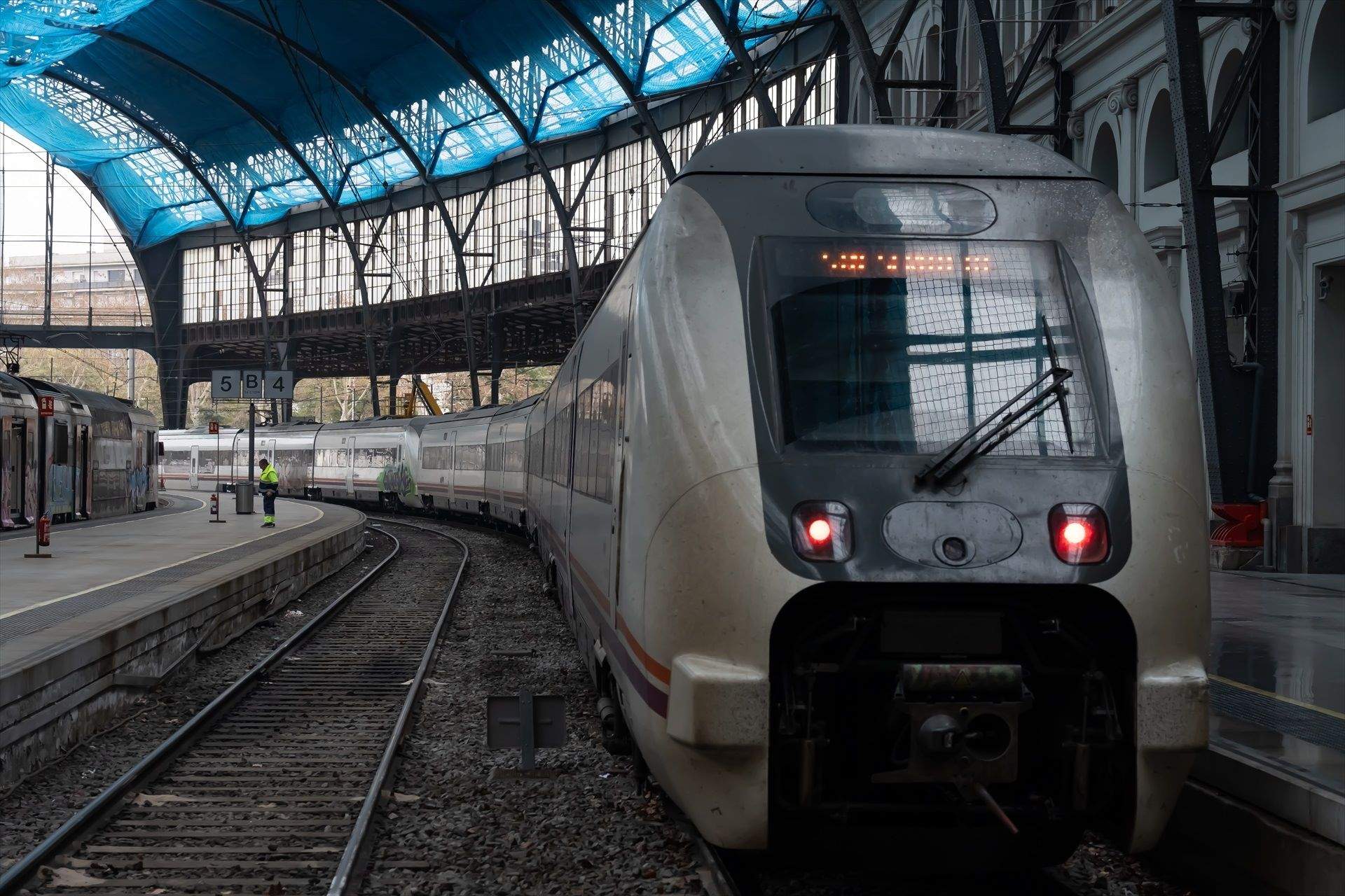 Seis heridos leves en un choque de un tren de pasajeros FEVE con una ...