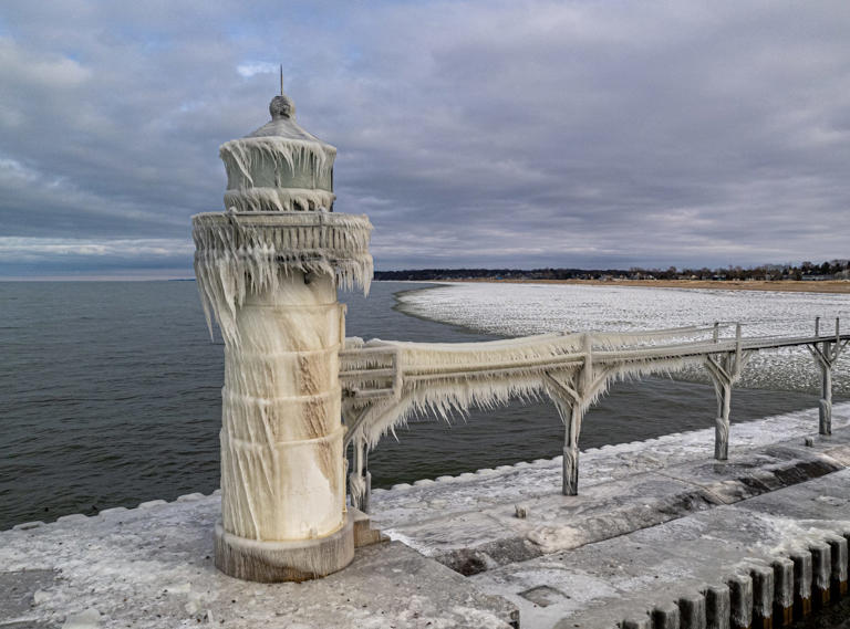 Elaborate ice formations make Michigan lighthouses fun to visit in ...