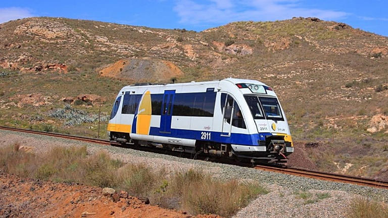 Novo acidente ferroviário em Espanha: comboio suburbano colide com grua ...