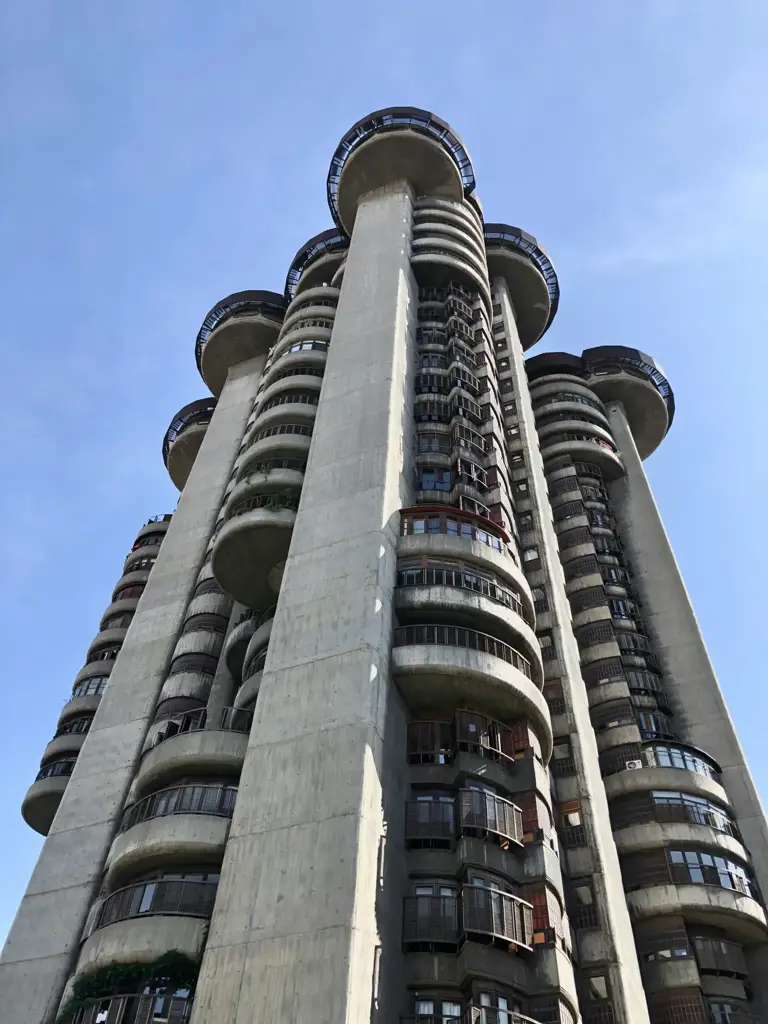 Una arquitecta nos enseña su piso en las legendarias Torres Blancas de ...