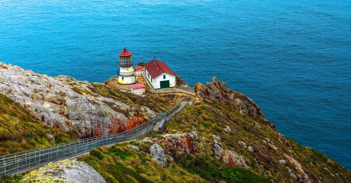 20 iconic lighthouses around the US with walkable views
