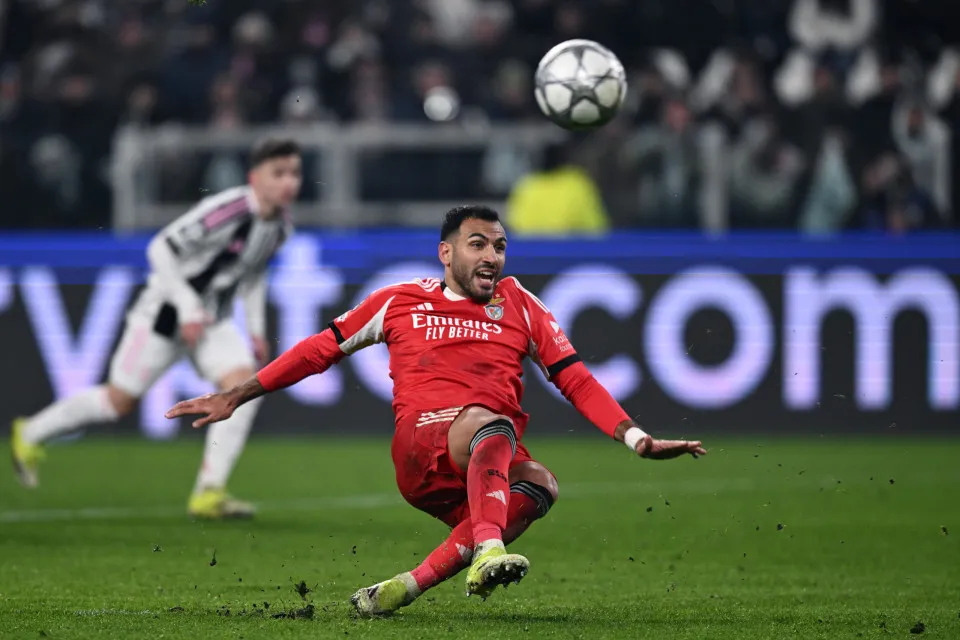 Pavlidis ficou inconsolável após o apito final no Juventus-Benfica