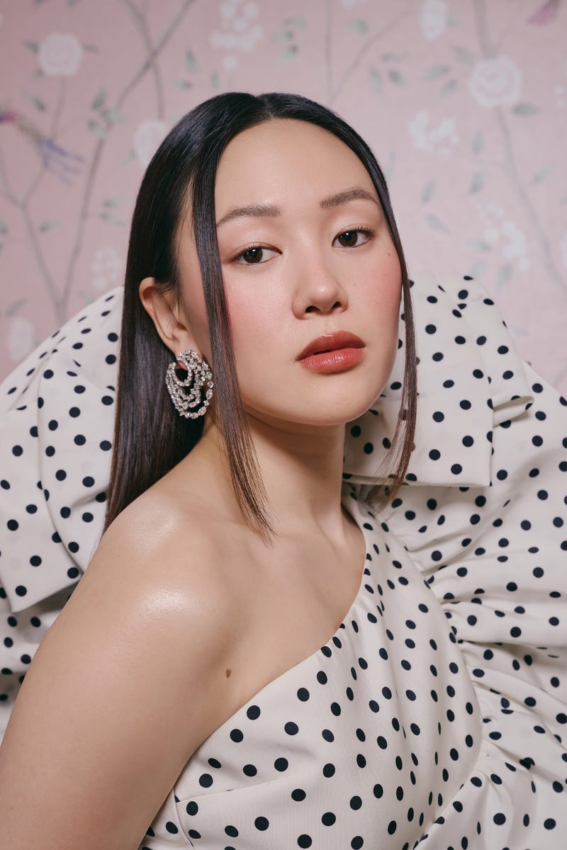 Yerin Ha and Luke Thompson step into a 'Bridgerton' fairy tale