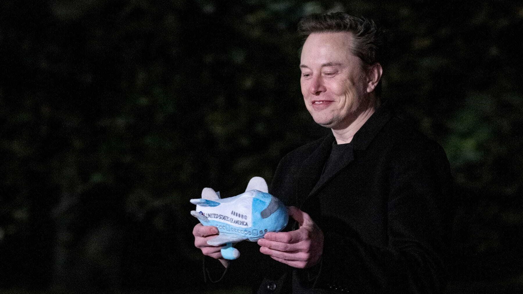 Musk clashes with Ryanair CEO and hints at buying the airline