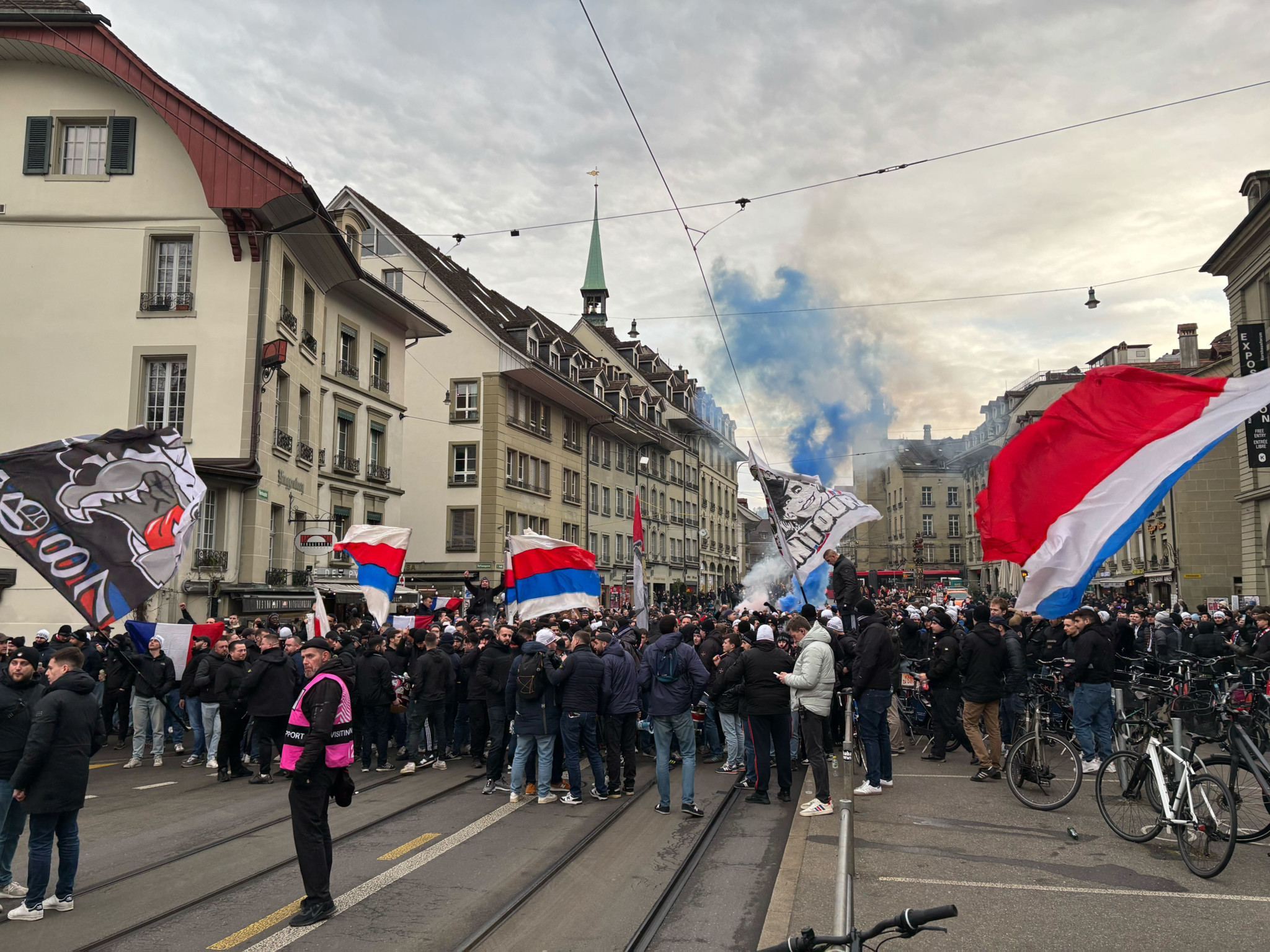 Etwa 1700 Lyon-Fans bringen sich für den Marsch ins Wankdorf in Position