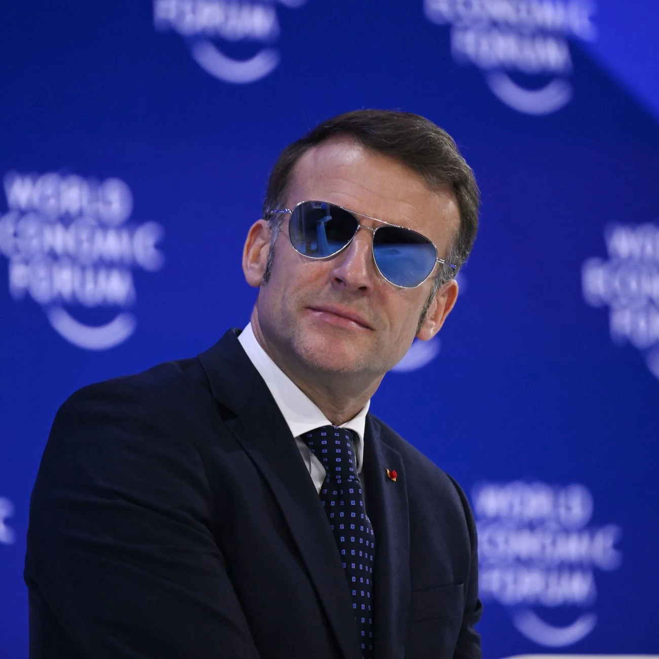 Emmanuel Macron: To «μάτι της τίγρης» που εκτόξευσε τις πωλήσεις