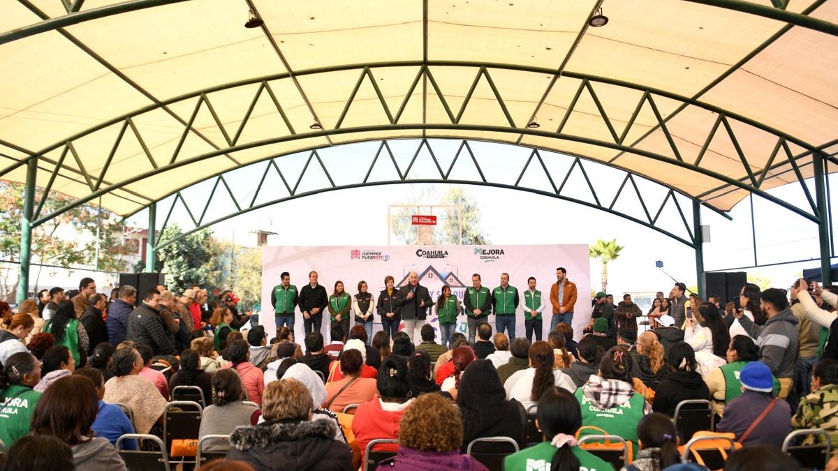 Román Alberto Cepeda González entrega techumbre en Ex Hacienda La Perla