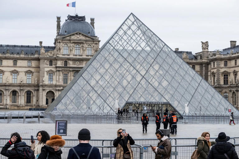 Louvre remains closed to tourists due to ongoing strikes and jewelry ...