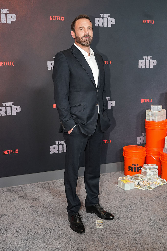 Ben Affleck and Matt Damon light up the red carpet at the premiere of ...