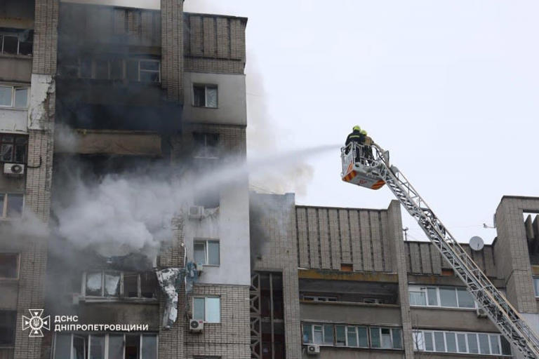 Russia strikes 16-story building in Ukraine's Dnipro: Many casualties ...