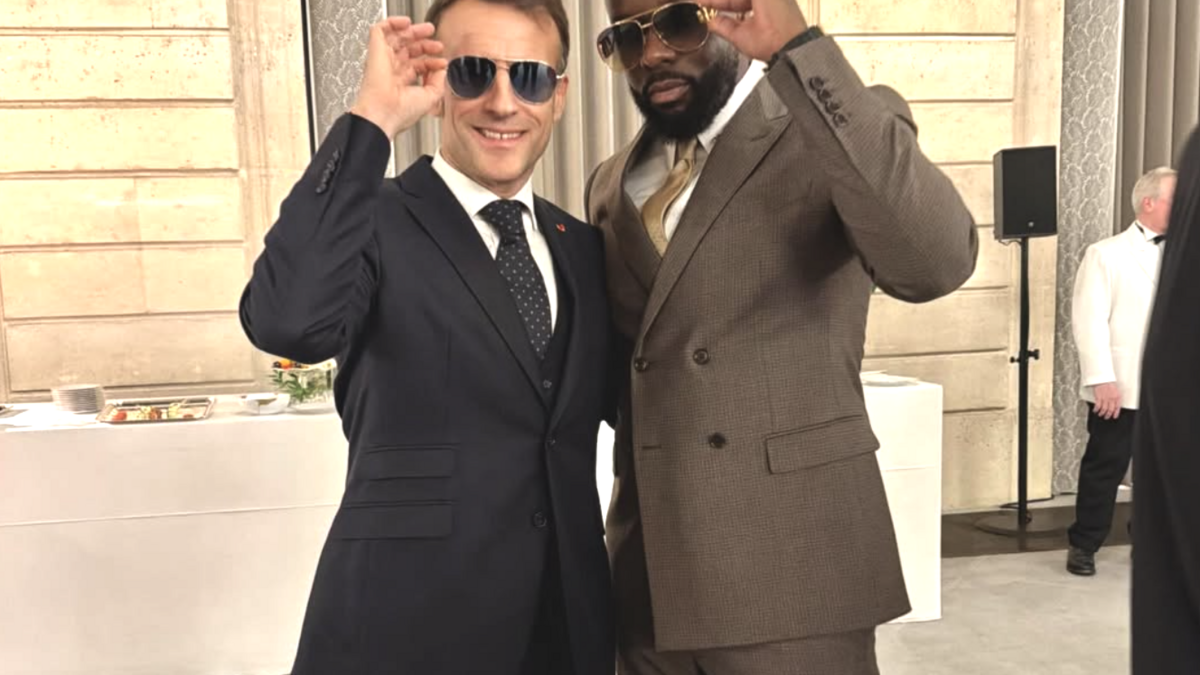 Gims et Emmanuel Macron s’affichent ensemble posant avec leurs lunettes ...