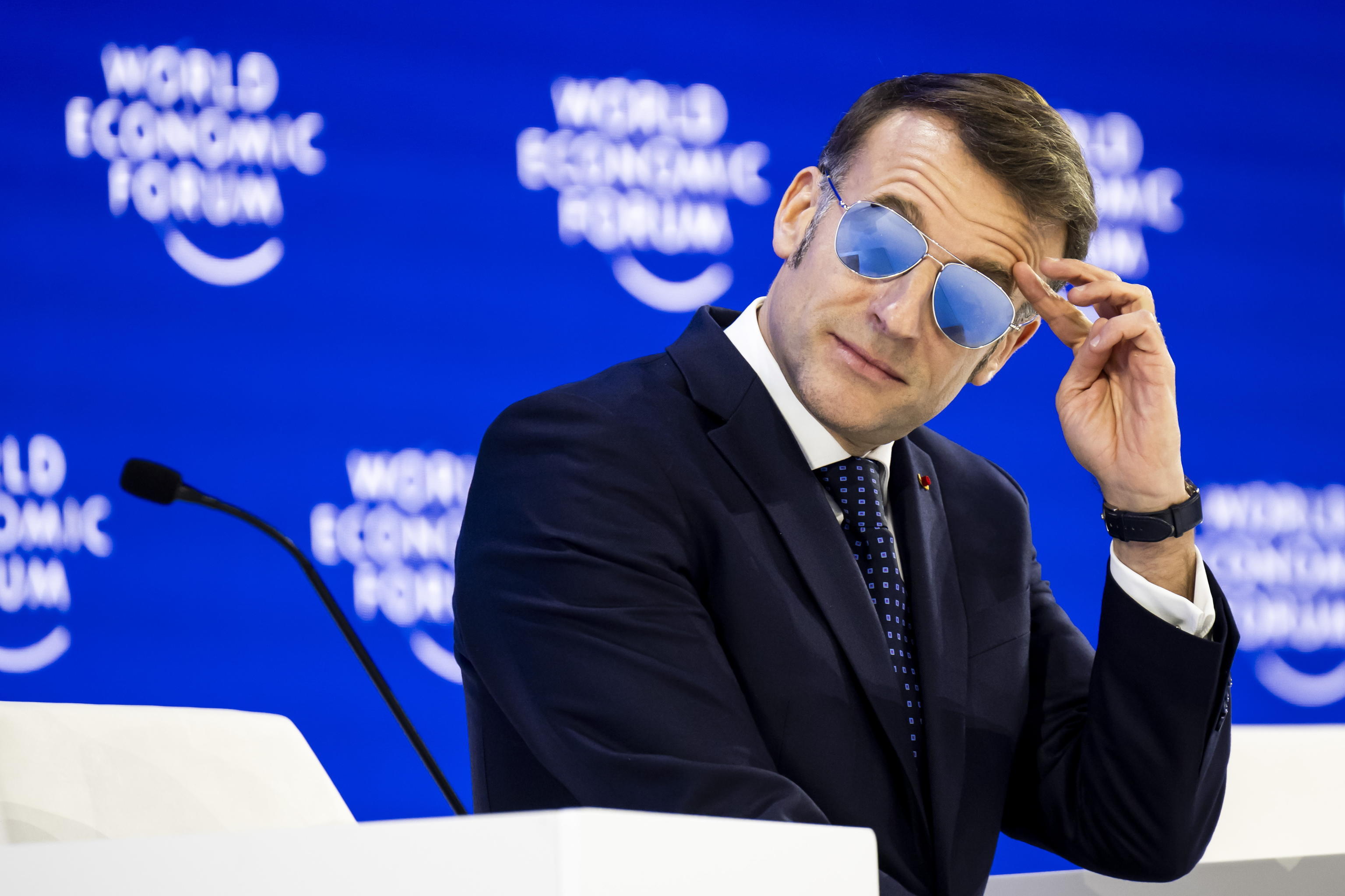 A ruba gli occhiali 'Top Gun' di Macron, la casa madre è italiana