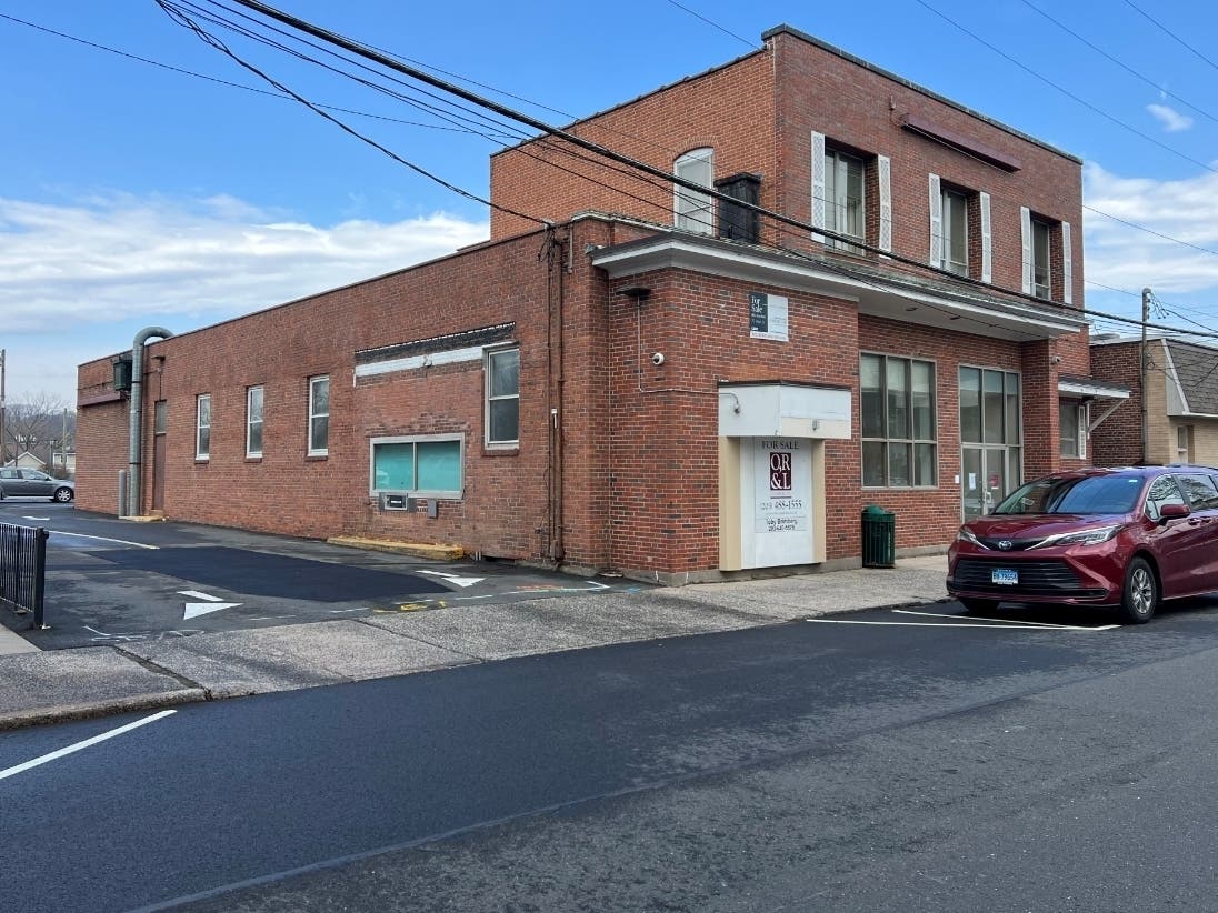 Vacant Southington bank building sold to restaurant developer