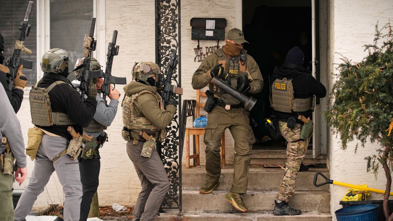 ICE memo OKs forcible entry without warrant