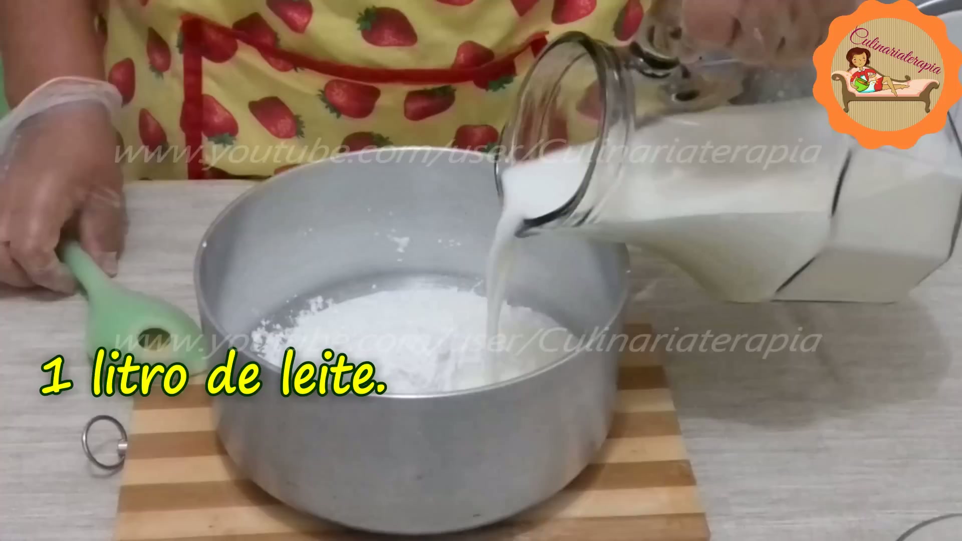 Manjar de coco com calda cremosa de ameixa, sobremesa sofisticada para ...