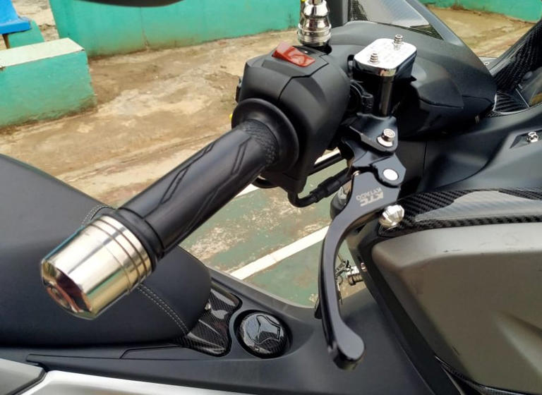 Ternyata meletakkan jari di tuas rem pada motor matic bikin rugi