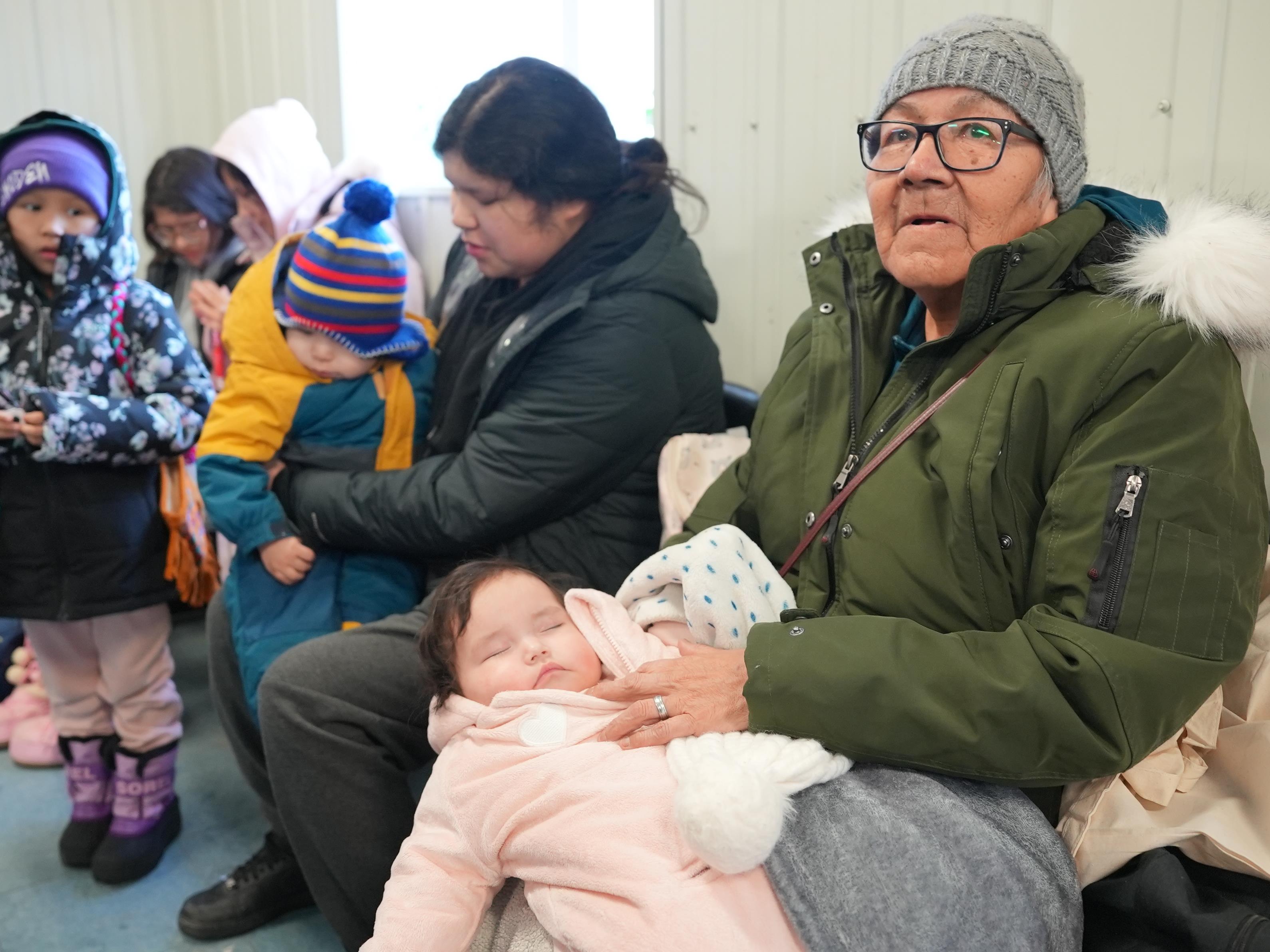 Kashechewan: un organisme aide les évacués en fournissant des produits ...