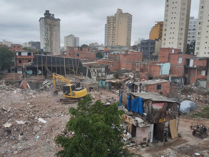 Vídeo: máquinas derrubam 'bunker' do PCC na Favela do Moinho, em São Paulo