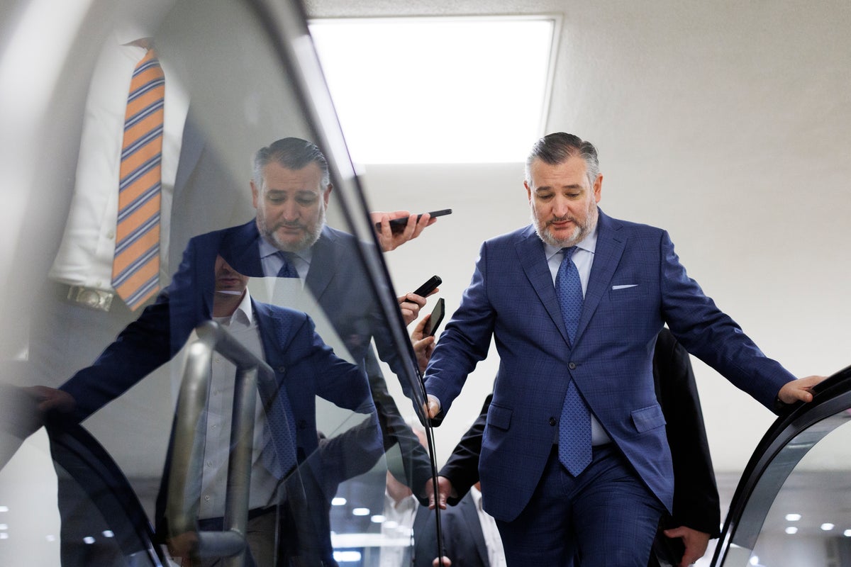 Internet raises eyebrow after Ted Cruz leaves TX ahead of winter storm