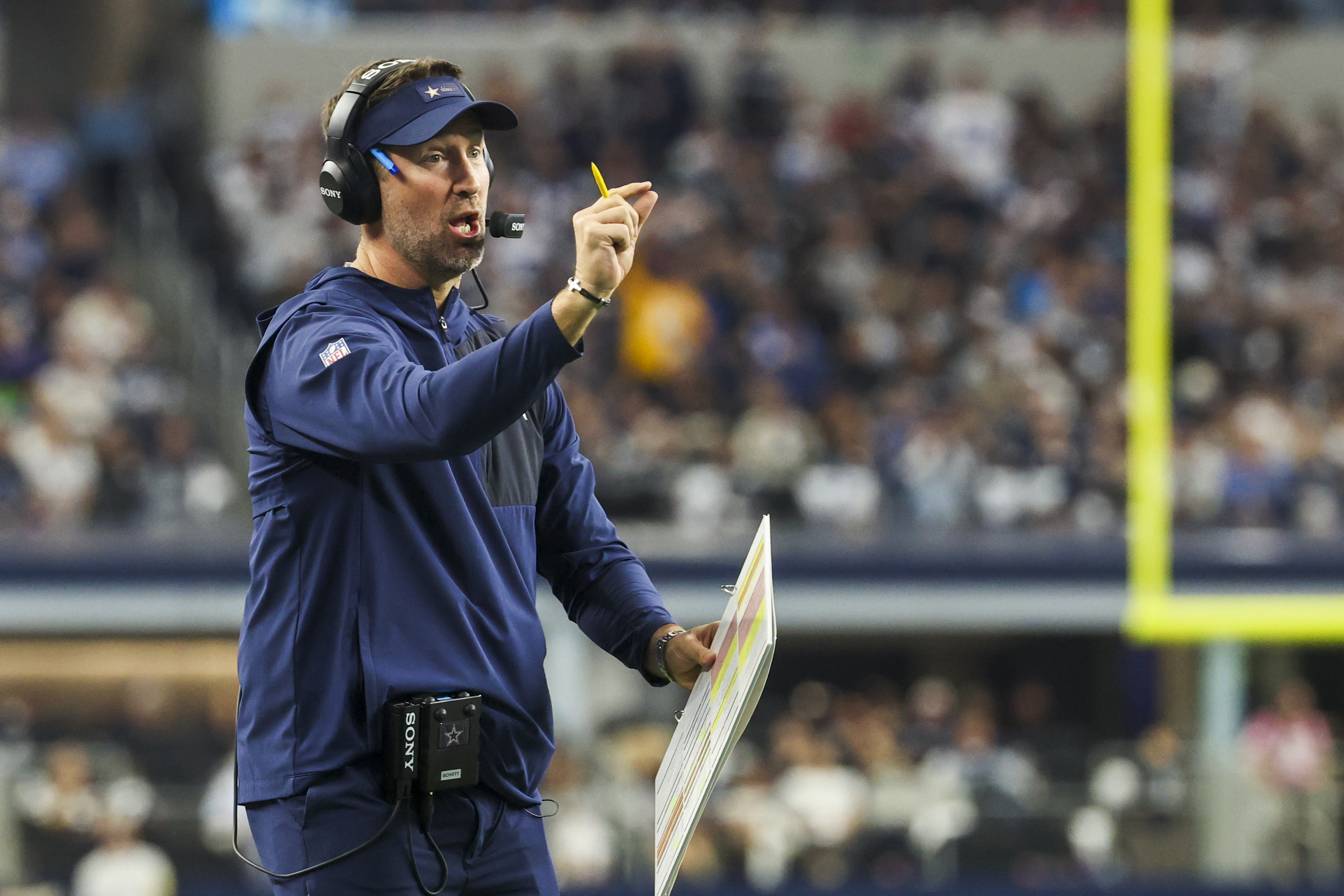 Cowboys hiring Eagles assistant Christian Parker as DC