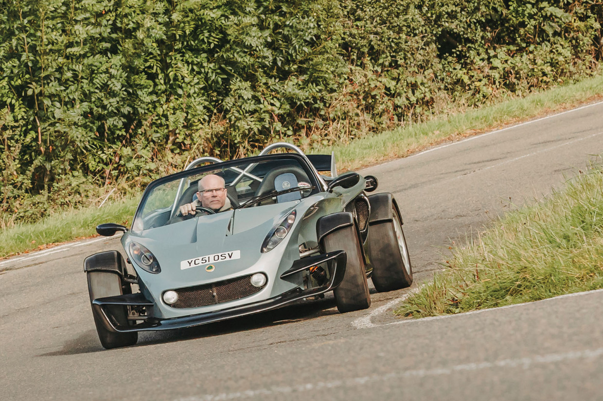 Renault Sport Spider vs Lotus 340R: lighter, faster, better!