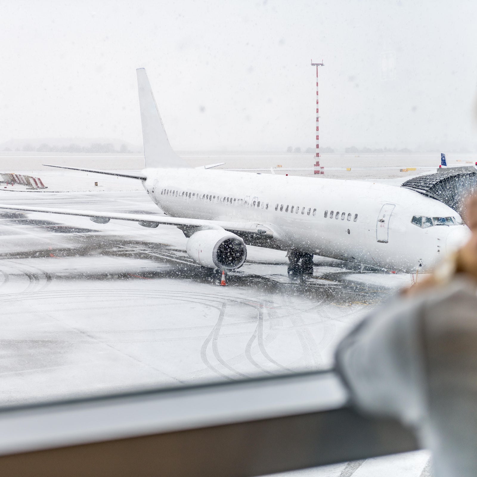 Airlines issue travel waivers ahead of winter storm