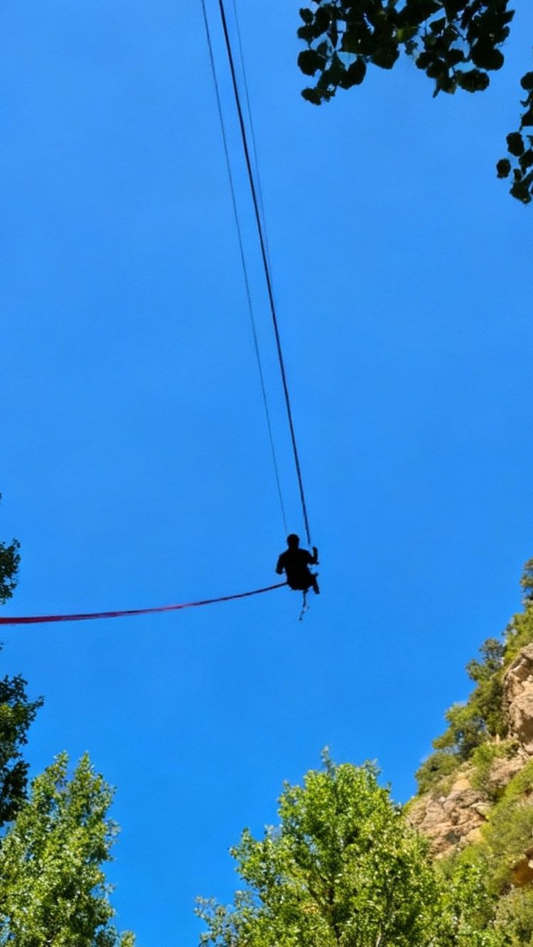 Volando por los aires con una resortera gigante