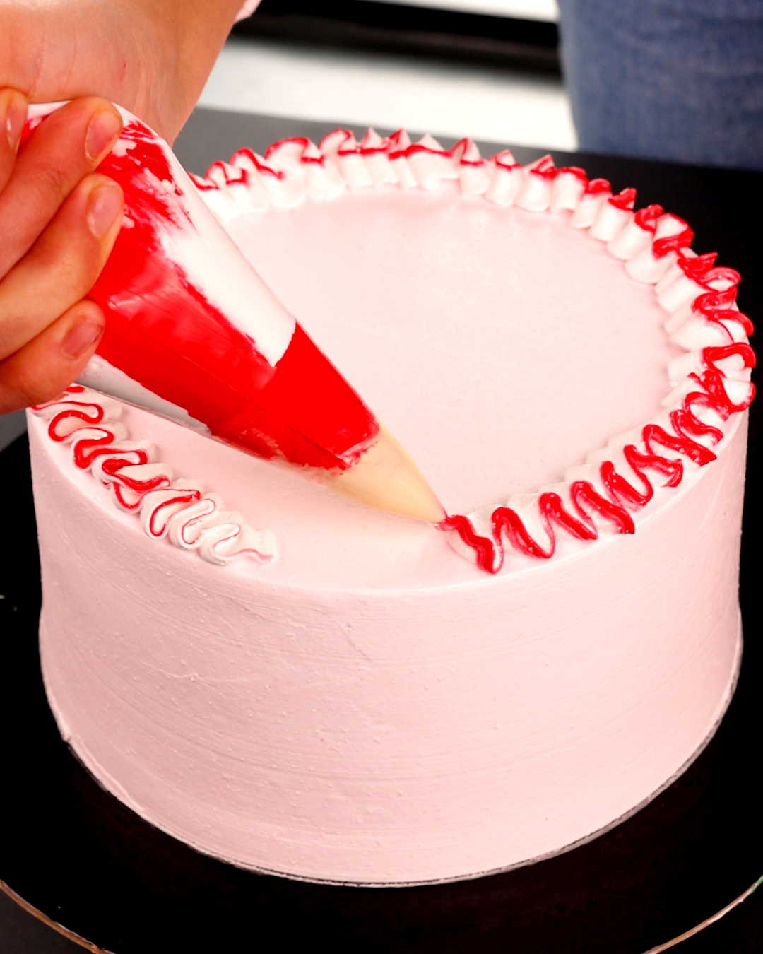 This cake decorating is so satisfying🍰