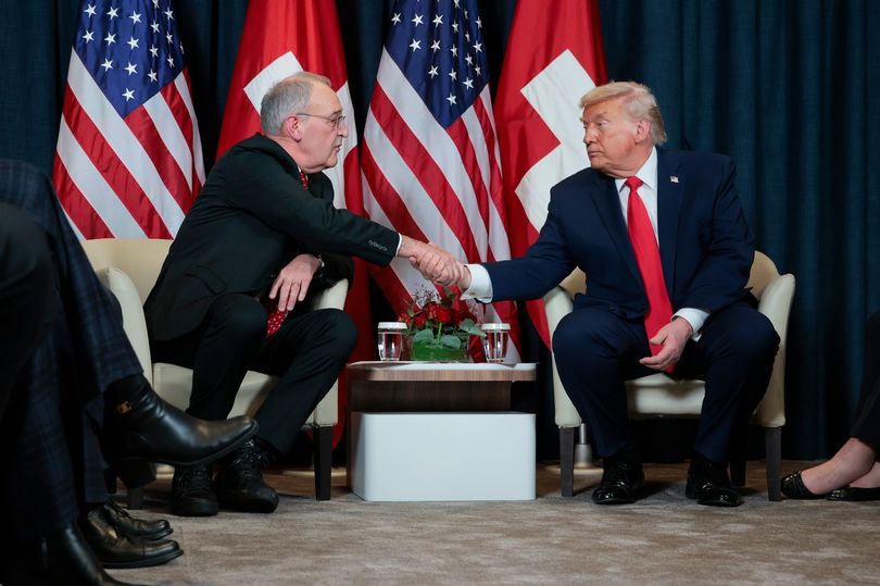Trump cankles on full display during diplomatic talks after looking ...