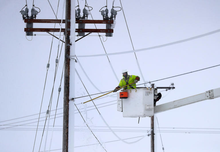 Incoming winter storm could knock out power in Illinois. How to prepare