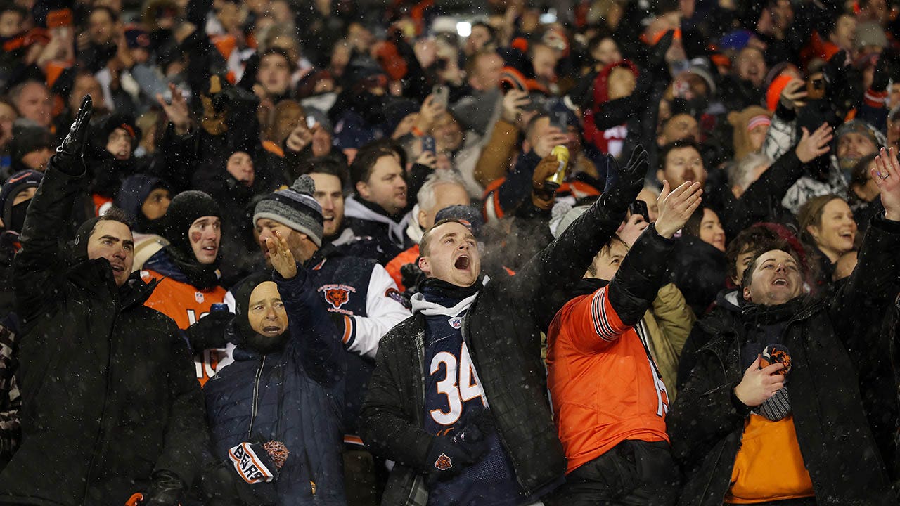 Rams, Bears players go wild for national anthem singer before playoff game