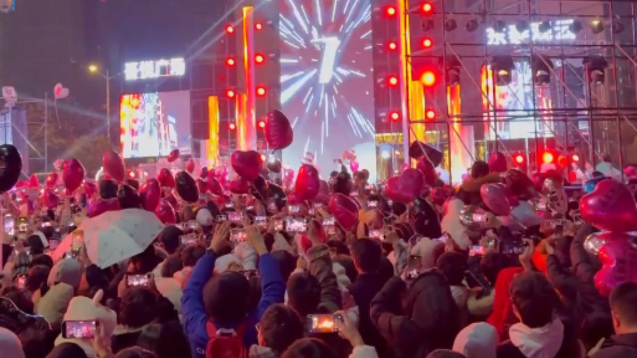 New Year's countdown in Jingzhou, China, turns magical as balloons fill ...