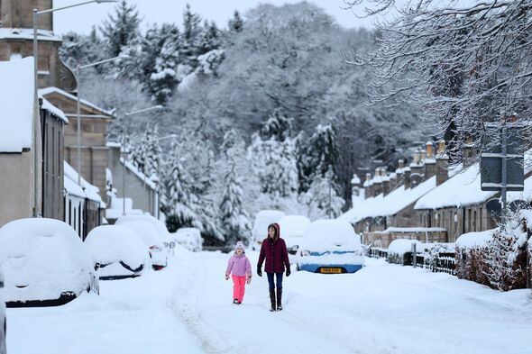 Snow maps show 28 cities buried as 90 hour blizzard hits England - full ...