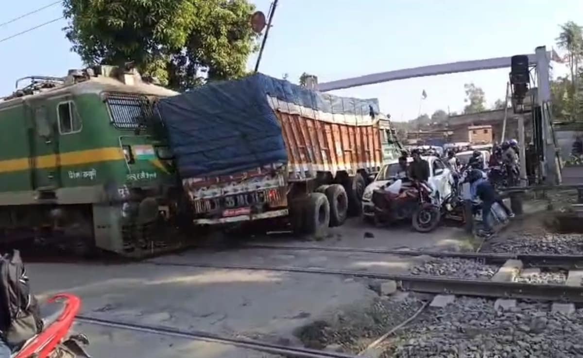 Video: Train rams truck, nearly topples it at level crossing in Jharkhand